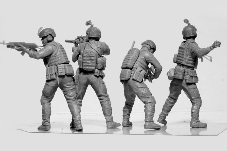 1:35 ICM 35754 Always the first - Air Assault Troops of the Armed ...