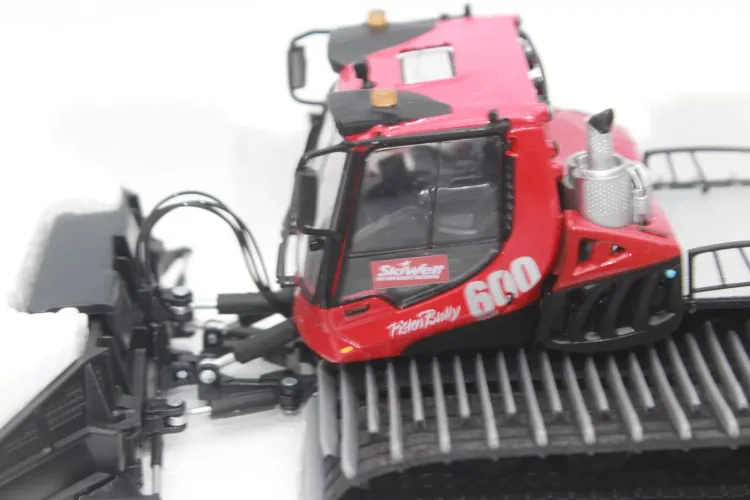 Pistenbully 600 Skiwelt - Red - 1:43 Model Kit