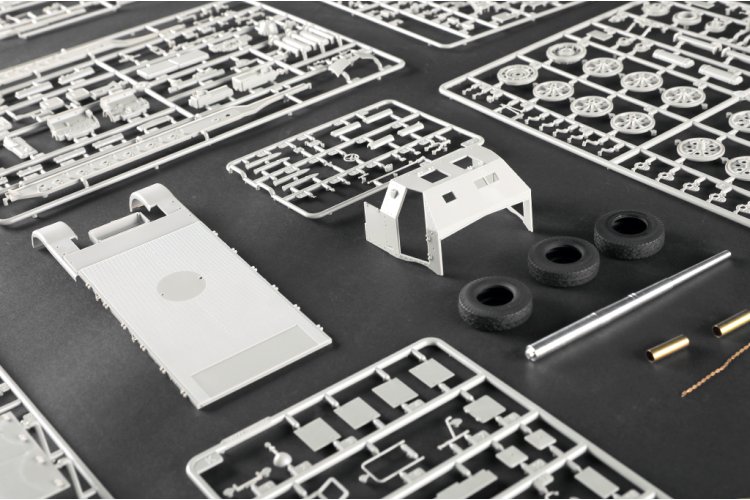 1:35 Trumpeter 09577 Schwerer Zugkraftwagen 18 t - with 8.8 cm Flak